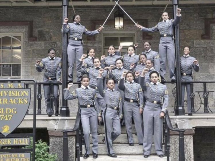 The powerful story behind this historic photo of black women set to ...
